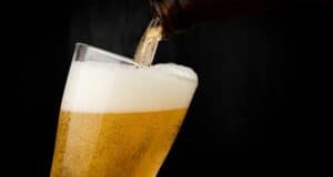 How To Pour A Beer Like A Pro Bartender | 5 Ways