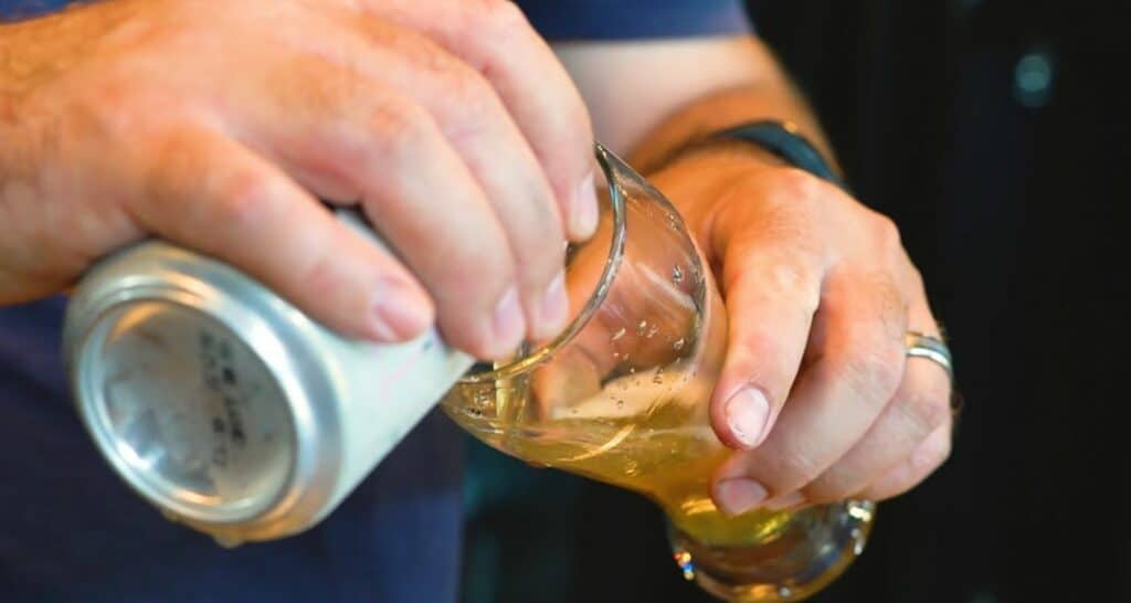 How To Pour A Beer Like A Pro Bartender | 5 Ways