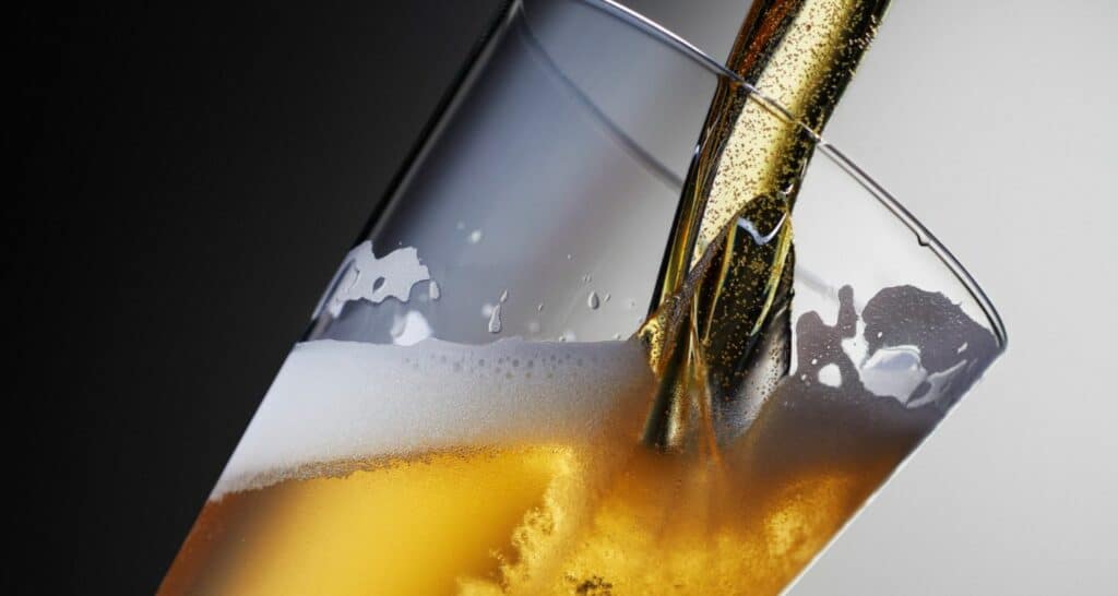 How To Pour A Beer Like A Pro Bartender | 5 Ways